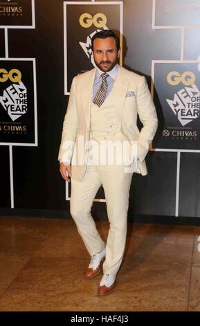 Bollywood-Schauspieler Saif Ali Khan mit seiner Frau und Schauspieler ...