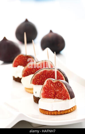Fingerfood, Cracker und Pumpernickel mit sortierten Käse und Feigen ...