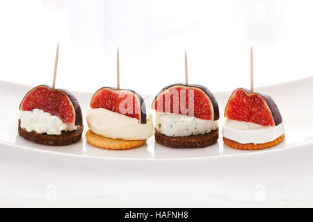 Fingerfood, Cracker und Pumpernickel mit sortierten Käse und Feigen ...