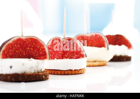 Fingerfood, Cracker und Pumpernickel mit sortierten Käse und Feigen ...