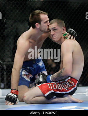 Cole Miller, links, und Dan Lauzon bei UFC 108 wiegen-ins in der MGM ...