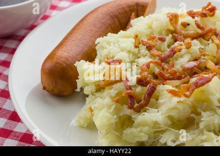 Traditionelle holländische Rotkohl Stamppot (Maische Pot) mit ...