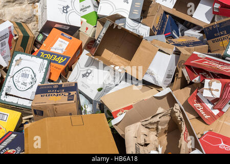 Ein Haufen Abfall-Karton-Verpackung in einem Müllcontainer warten auf ...