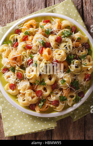 Italienisch gefärbt Tortellini mit Parmesan und in Scheiben ...