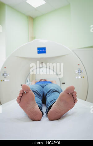 Ein Patient wird in ein MRT-Gerät geladen Stockfotografie - Alamy