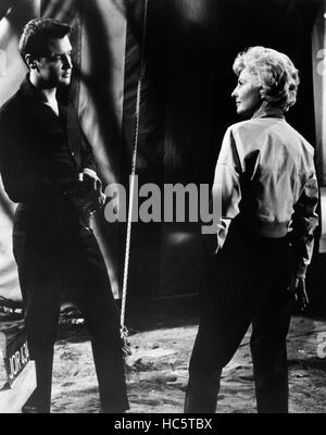 ROUSTABOUT, von links: Barbara Stanwyck, Elvis Presley, 1964 ...