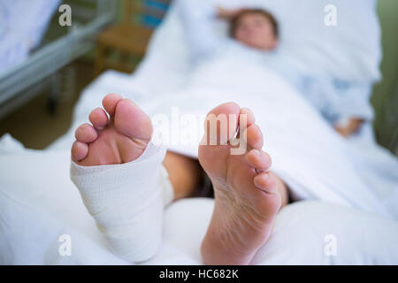 Frau mit gebrochenen Bein Bein gebrochen in rosa Gips ruht auf einem ...