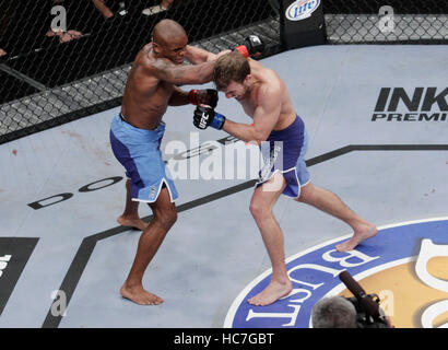 Marcus Brimage, kämpft links, Stephen Bass in The Ultimate Fighter-14 ...