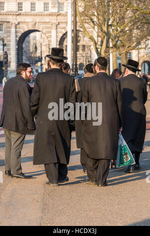 jüdische Männer in Tracht, USA, Brooklyn, New York City Stockfoto, Bild ...