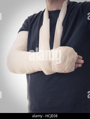Gebrochenen Arm in Gips bedeckt mit Signaturen Stockfoto, Bild ...