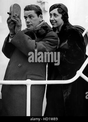 Paul Muni mit Frau Bella Finkel, 1938 Stockfotografie - Alamy