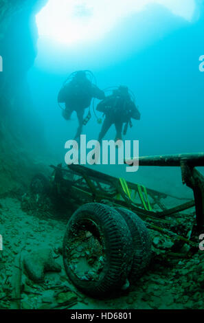 Taucher und Wrack in Enns Fluss, Kastenreith, Ober-Österreich, Europa ...