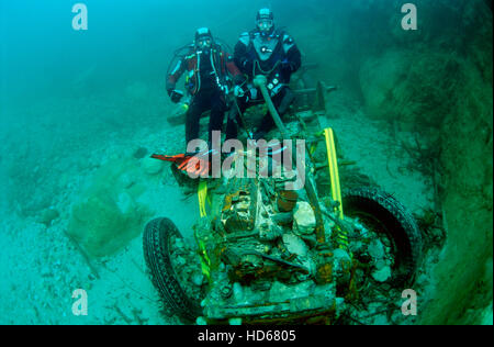 Taucher und Wrack in Enns Fluss, Kastenreith, Ober-Österreich, Europa ...