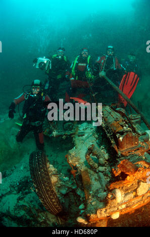 Taucher und Wrack in Enns Fluss, Kastenreith, Ober-Österreich, Europa ...