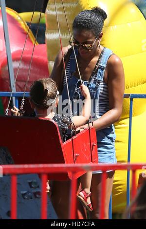 Marsha Thomason und Craig Sykes besuchen ein Bauernmarkt mit ihrer ...