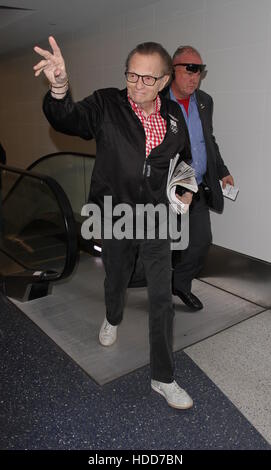 Larry King fährt vom Los Angeles International Airport (LAX) Featuring ...