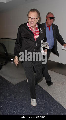 Larry King fährt vom Los Angeles International Airport (LAX) Featuring ...