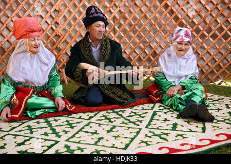 Zwei kasachische Frauen in traditioneller Kleidung vor einer Jurte ...