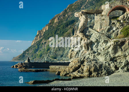 Il Gigante oder The Giant: die Statue des Neptun in Monterosso al Mare ...