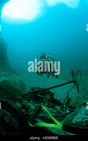 Taucher und Wrack in Enns Fluss, Kastenreith, Ober-Österreich, Europa ...