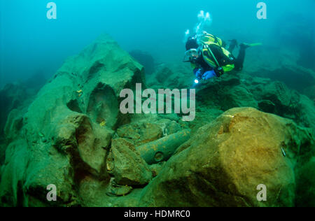 Taucher und Wrack in Enns Fluss, Kastenreith, Ober-Österreich, Europa ...