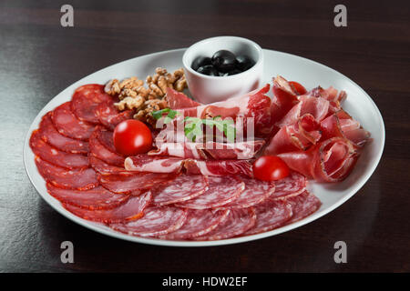 Kalte Platte mit Fleisch, Salami, Chorizo Wurst und Schinken Stockfoto ...
