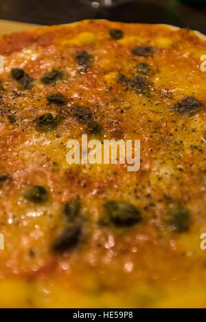 Traditionelle italienische Pizza Napoli mit Sardellen, Basilikum und ...