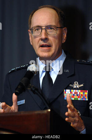 General C. Robert Kehler vom Air Force Space Command spricht bei einer ...