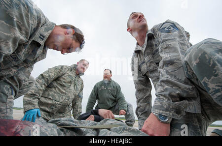 Die Mitglieder von Team Whiteman arbeiten zusammen, um eine simulierte ...