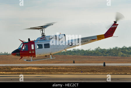 Ein 413. Flight Test Squadron UH-1 Huey hebt zwei 20. Air Support ...