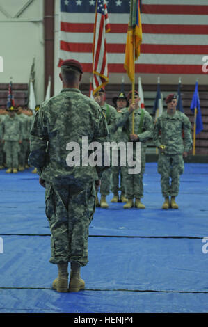 Lt. Col Mark D. Federovich (vorne), scheidenden Kommandeur von der ...