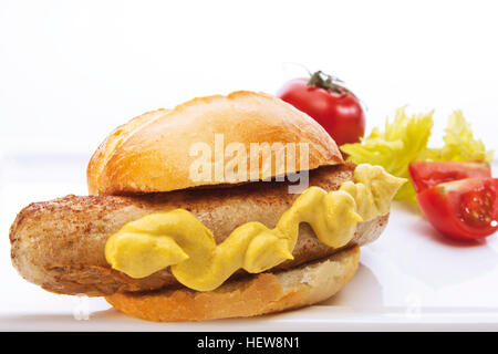 Bratwurst Wurst mit Brötchen und Senf auf einem Pappteller ...