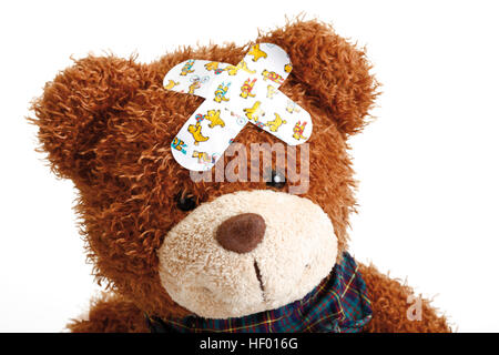 Verletzten Teddybär mit Pflaster in seinem Kopf Stockfoto, Bild ...