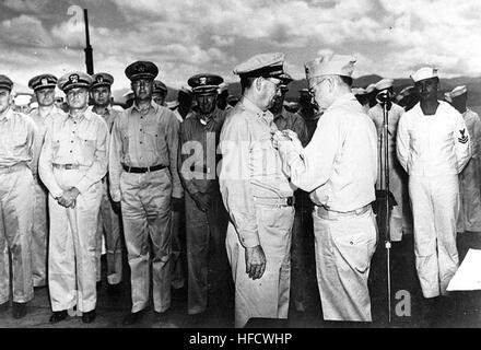 Rear Admiral Willis A. Lee an Bord USS Washington (BB-56). 1942-1943 ...