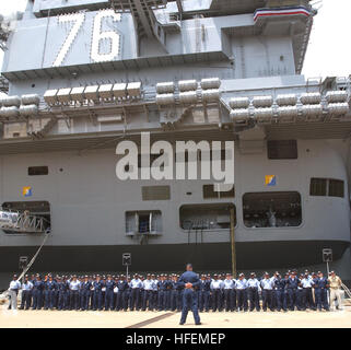 Die Seeleute an Bord der Pre-Commissioning Unit Gerald R. Ford (CVN 78 ...