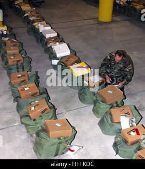 US Navy Storekeeper 2. Class, ein Zollbeamter bei Naval Expeditionary ...