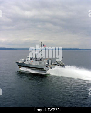 Ein Blick auf das Tragflächenboot USS TAURUS (PHM-3) vom Deck eines ...