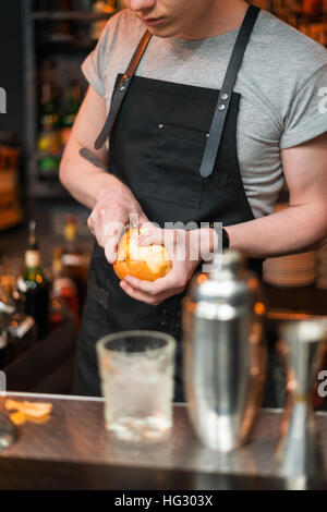 Barmann-Show. Im Night Club macht Barkeeper cocktail Stockfotografie ...