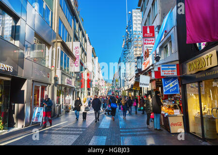 Die Hohe Straße, eine belebte Einkaufsstraße in Köln, West Germany. Die ...