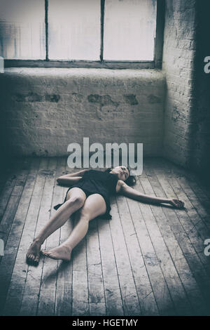 Junge Frau auf dem Boden Stockfotografie - Alamy
