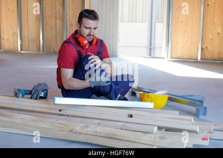 Bauarbeiter, die Verletzung nach Sturz von Leiter Stockfoto, Bild ...