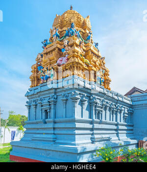 Die goldene Kuppel der Sri Kadhiresan Kovil Tempel geschmückt mit ...