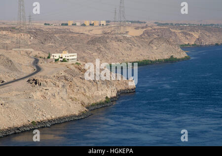 Der Assuan-Staudamm bei Assuan im Süden von Ägypten, die die Krokodilen ...