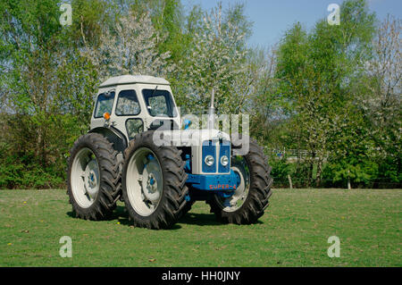 1964 Fordson county Super 4 Traktor Stockfotografie - Alamy