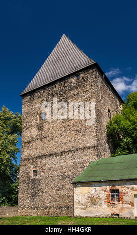 Mittelalterliche Steinturm oder Bergfried in der Stadt von Pons in ...