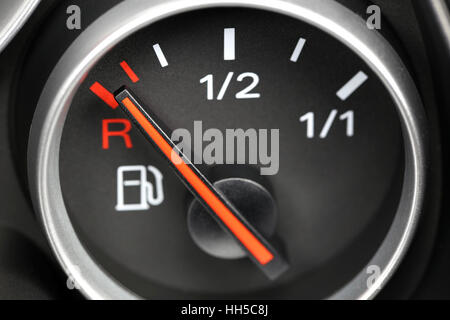 Tankanzeige im Auto Dashboard - leer Stockfoto, Bild: 131041298 - Alamy