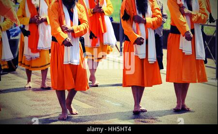 barfuß Männer der Sikh-Religion barfuß mit Schwertern in der hand durch ...