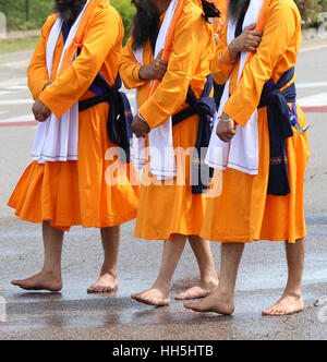 barfuß Männer der Sikh-Religion barfuß mit Schwertern in der hand durch ...
