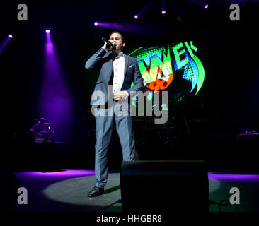 Suave die live auf der Bühne während des Konzerts macht 96 Urlaub ...