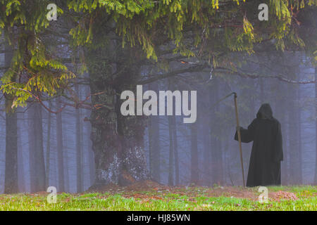 Sensenmann in der Dunkelheit Stockfotografie - Alamy
